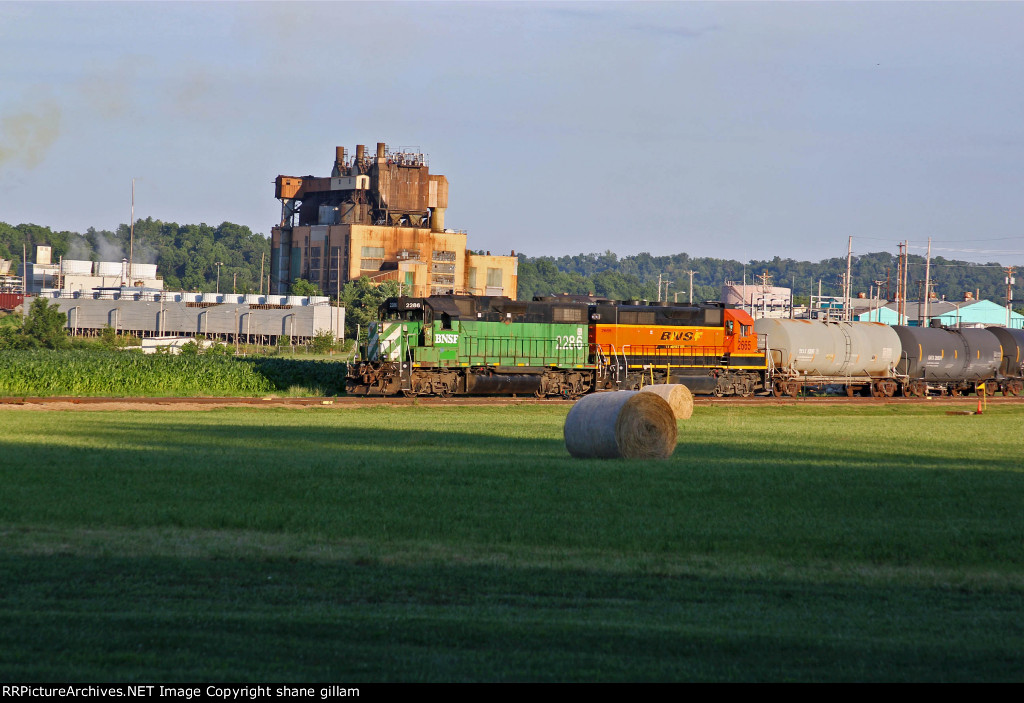 BNSF 2286 Old school power on the local!!
